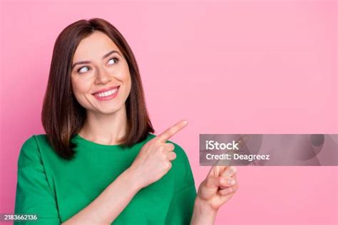 젊은 매력적인 행복한 여자 빛나는 미소 연출 모습 빈 공간 절연 통하고 있는 분홍색 배경 등 절연 통하고 있는 근접 촬영 사진 20 24세에 대한 스톡 사진 및 기타 이미지