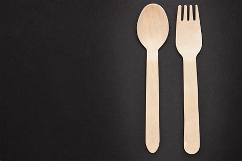검은 배경에 환경 친화적 인 일회용 주방 용품 위에서 볼 수 있습니다 나무 포크와 숟가락 친환경 컨셉 0명에 대한 스톡 사진 및