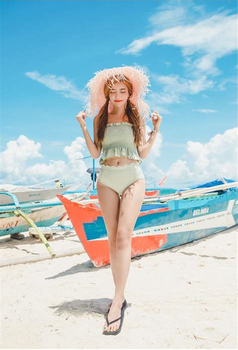 海灘椰樹美景下的泳裝美少女甜美可愛 每日頭條