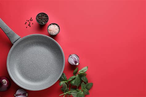 빨간색 배경에 프라이팬과 신선한 제품이 있는 평평한 구성 텍스트를 위한 공간 0명에 대한 스톡 사진 및 기타 이미지 0명 건강한 생활방식 고급 요리 Istock