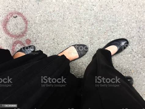 시멘트 배경에 검은 하이힐 탑 뷰 아름다운 젊은 여성 콘크리트에 검은 신발을 입고 옷에 대한 다리와 발의 클로즈업 가족에 대한 스톡 사진 및 기타 이미지 Istock