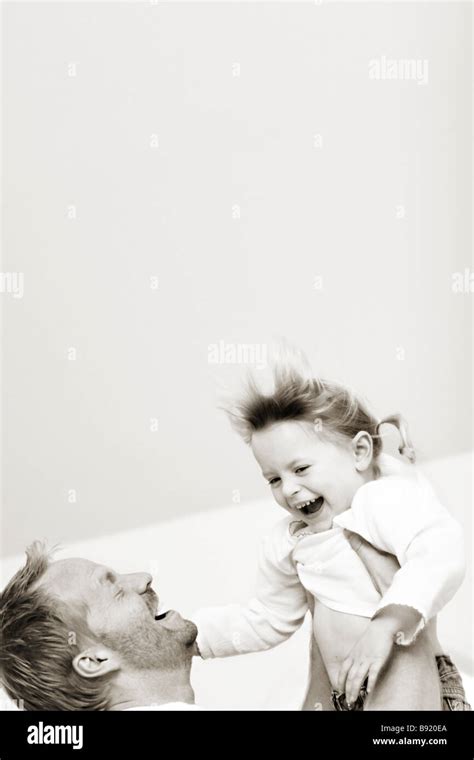 Vater spielt mit tochter Fotos und Bildmaterial in hoher Auflösung Alamy