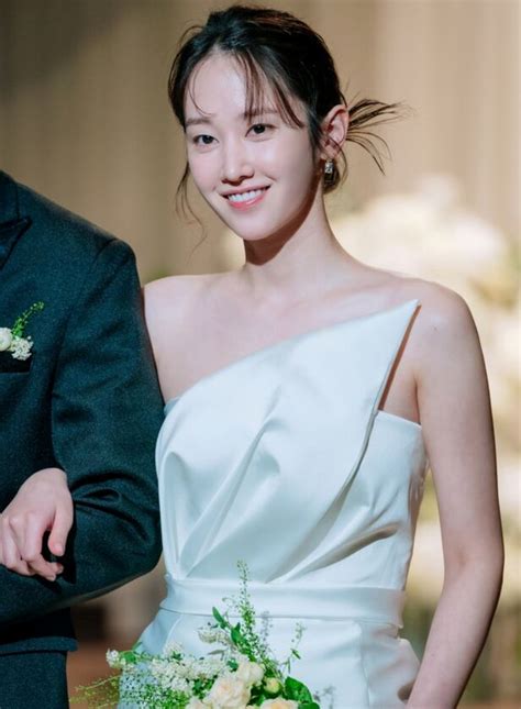 전종서 오프숄더 웨딩드레스 입고 해사한 미소웨딩 임파서블 스틸 공개 조선비즈 전종서 오프숄더 웨딩드레스 입고 해사한 미소웨딩 임파서블 스틸 공개 조선비즈