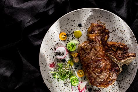 콩나물 금귤 무 오이 녹두 샐러드 어두운 천 배경에 흰색 원형 접시에 고추와 함께 뼈에 구운 쇠고기 조각 수평 방향 0명에 대한 스톡 사진 및 기타 이미지 Istock