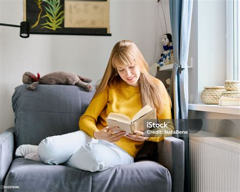 소파에 앉아 열정적으로 책을 읽는 젊은 여성 사회적 해독의 개념 닉선에 대한 스톡 사진 및 기타 이미지 닉선 30 34세 Mental Wellbeing Istock