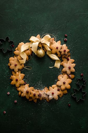 진저 브레드 쿠키 붉은 배경에 화환 상단 보기 복사 공간 사탕 지팡이 민트 사탕 진저 브레드 쿠키 콘과 중간에 복사 공간을 프레임 빨간 Baubles 크리스마스 화환 맨 위