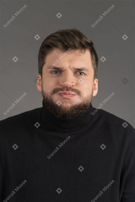 불쾌한 백인 남자의 초상화 사진