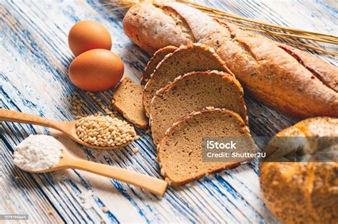 나무 배경에 영양 통곡물빵의 다른 종류 부엌 개념의 음식과 빵집 맛있는 아침 식사 Gouemet 및 식사 0명에 대한 스톡 사진 및 기타 이미지 Istock