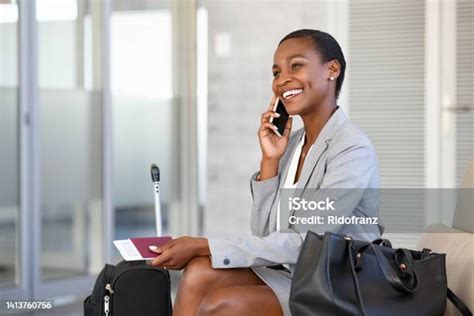 공항에서 전화로 이야기하는 성숙한 흑인 비즈니스 여성 여행 주제에 대한 스톡 사진 및 기타 이미지 여행 주제 공항 흑인 민족 Istock