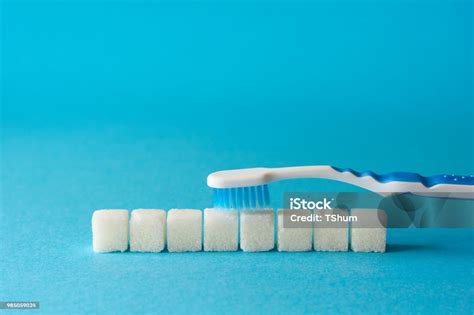 칫 솔 질 치아입니다 칫 솔 치아에서 먼지를 청소 한다 슈가 큐브 하 고 참 깨 씨앗 비유입니다 치과 치료 개념입니다 구강 위생입니다 0명에 대한 스톡 사진 및 기타 이미지