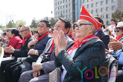 ФОТО Их Зохиолч Д Нацагдоржийн хөшөөнд цэцэг өргөлөө