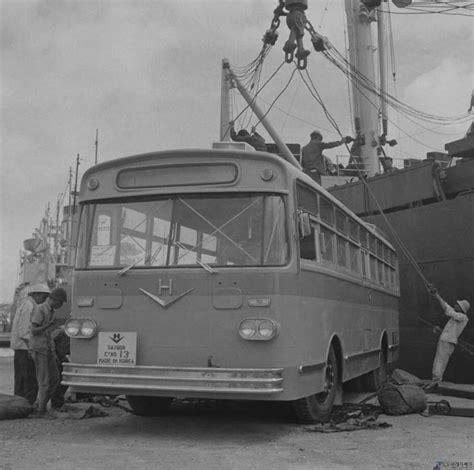 Dong Hwan Ha Bus Companys 20 Export Buses Being Loaded To Be Shipped To Vietnam 2 하동환버스회사 베트남