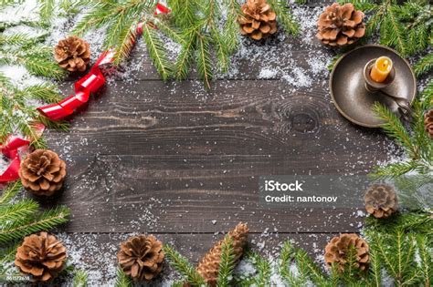콘 빨간 리본 및 어두운 나무 보드에 촛대에 초 눈에 크리스마스 전나무 나무 텍스트에 대 한 공간을 복사 합니다 0명에 대한 스톡 사진 및 기타 이미지 Istock