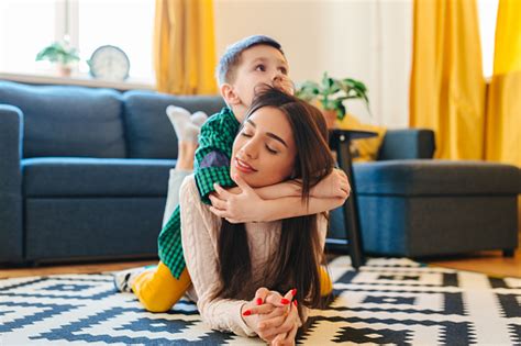 아름 다운 여자와 그녀의 귀여운 작은 아들은 바닥에 누워 있는 동안 웃 고 2명에 대한 스톡 사진 및 기타 이미지 2명