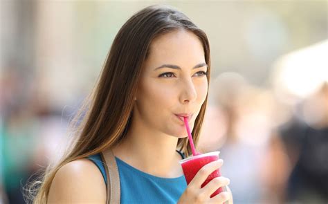 Benarkah Minum Pakai Sedotan Bikin Wajah Cepat Keriput Star Jogja Fm