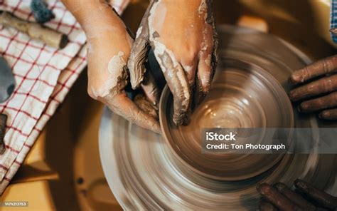 작업장에서 도예가의 바퀴 서클에 점토 주전자를 만드는 장인 도예가 갈색에 대한 스톡 사진 및 기타 이미지 갈색 공예 공예 제품 Istock