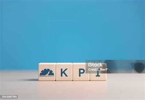 Kpi 단어와 아이콘이 있는 나무 큐브입니다 핵심성과지표 사업목표 성과점검 및 지표 결과 사업계획 및 성공측정 목표달성 0명에