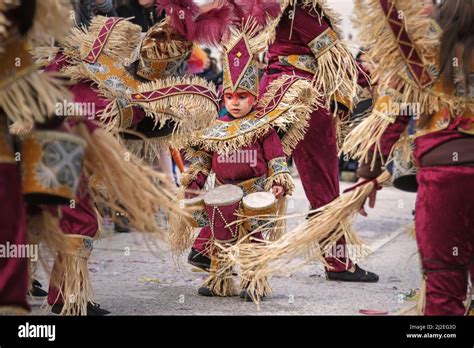Portugal Carnaval Jeune Garçon Avec Batterie Africaine Bate No Tambor Samba Pra Sauda