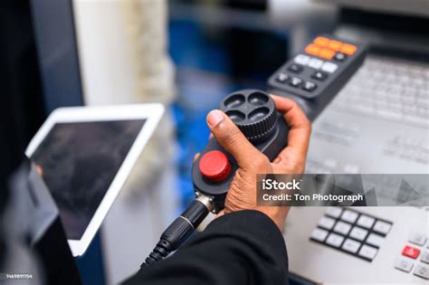 Cnc 기계를 작동하고 제어하는 엔지니어 기계공 Cnc 장치에 대한 스톡 사진 및 기타 이미지 Cnc 장치 Stem 주제