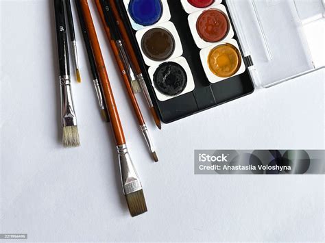 밝은 채도가 높은 수채화 물감과 페인팅 브러쉬 세트 작가는 플라스틱 팔레트에 다양한 색조의 페인트를 혼합합니다 드로잉 및 크리에이티브 도구 클로즈업 평면도 선택적 초점 0