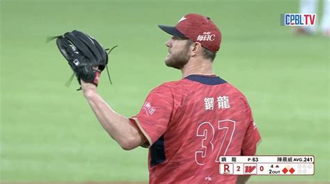 四局上 又打到鋼龍了 三壘上的梁家榮趁機跑回本壘得分（0624 樂天 Vs 味全） 中華職棒 Line Today