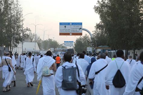 حجاج بيت الله الحرام يقفون بعرفة فى يوم الحج الأكبر