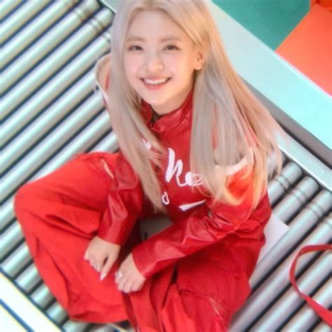 Itzy Lias Heart Fluttering Smile Catches Attention Kpopping
