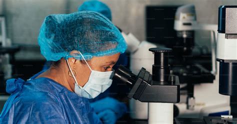 실험실에서 현미경을 통해 보고 있는 과학자 과학자가 연구를 하고 있습니다 사진 Unsplash의 콜롬비아 이미지