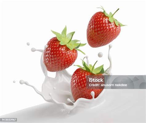 우유 또는 요구르트가 흰색 배경에 고립 된 딸기 3d 렌더링으로 튀어 나옵니다 물이 튀는에 대한 스톡 사진 및 기타 이미지 물이 튀는 빨강 주스 Istock