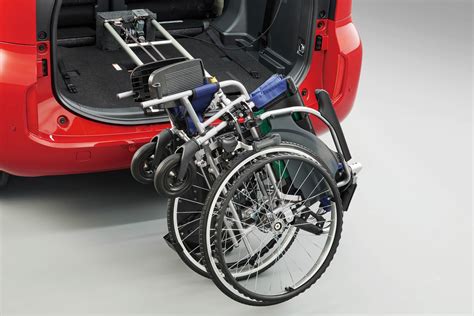 トヨタ既販車に後付けできる車いす収納装置 新型シエンタから対応しアクアプリウスなどに順次拡大 Car Watch