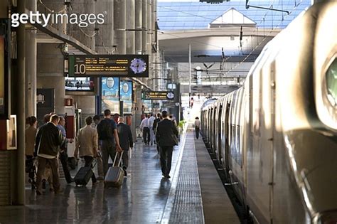 건축물교통기차다수마드리드사람스페인승객실외아베아토차역여행역유럽풍경풍경 경치 플랫폼해외 이미지