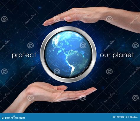 Las Manos De Las Mujeres Protegen El Planeta Tierra Imagen De Archivo