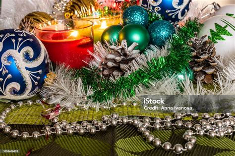 새 해 녹색 볼 및 크리스마스 트리 장식 백색 반짝이와 구슬 레몬 배경에 밝고 아름 다운 풍경입니다 0명에 대한 스톡 사진 및