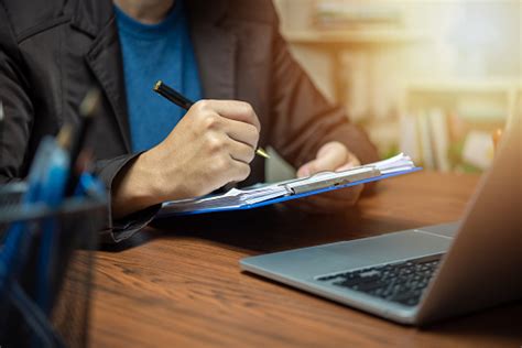 비즈니스 사람 비즈니스 및 금융을위한 계약법 및 서류 작성 문서 작성 구직 신청서 작성 계약 부동산 및 보험 개념 경영자에 대한 스톡 사진 및 기타 이미지 Istock