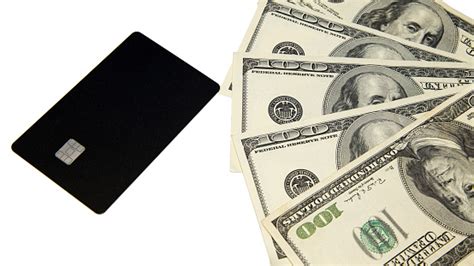 현금 돈 달러 지폐와 검은 신용 카드 패턴 모양의 금융 개념은 여기에 텍스트에 대한 빈 복사 공간이있는 간단한 배경 흰색 색상 벽지 광고 포스터에 0명에 대한 스톡 사진 및