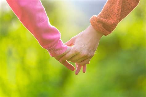 男孩和女孩互相牵手 库存图片 图片 包括有 愉快 现有量 团体 户外 男朋友 特写镜头 女儿 185029531