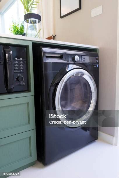 Mesin Cuci Hitam Baru Dipasang Di Dapur Foto Stok Unduh Gambar Sekarang Alat Rumah Tangga