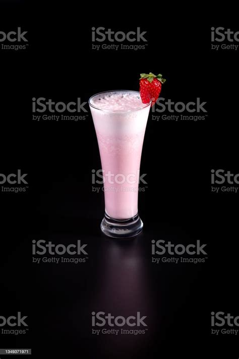 아페리티프는 감귤류 조각으로 만든 레모네이드의 상쾌한 칵테일입니다 시럽과 소다 얼음 조각을 곁들인 청량음료 컨셉 여름 갈증 0