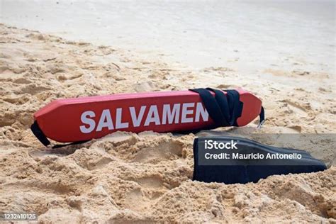 브라질 봄비나스에서 브라질 인명 구조대가 사용하는 인명 구조 장비 모래에 구조와 오리 발을 쓴 부표를 갖추고 있습니다 0명에 대한 스톡 사진 및 기타 이미지 Istock