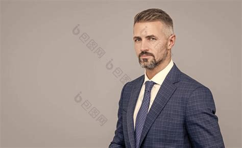 成年男子头发灰白在正式服装复制空间正式图片 包图网企业站
