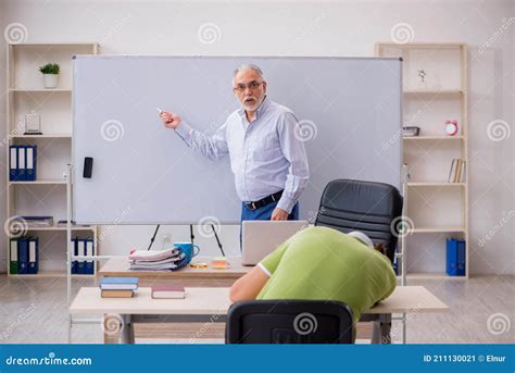 Profesor De Sexo Masculino Y Estudiante De Sexo Masculino En El Aula Imagen De Archivo Imagen