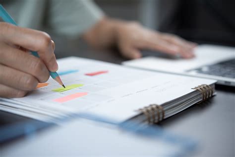 비즈니스 여성 필기 노트 닫기 이벤트 일정 확인 사무실 테이블에 랩톱 컴퓨터가있는 캘린더 노트북 플래너 계획 행사 기획자에 대한 스톡 사진 및 기타 이미지 Istock