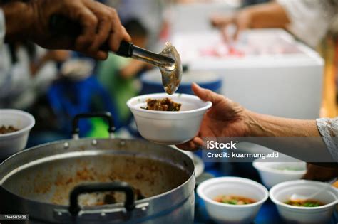 기부 개념 가난한 사람들의 손이 자선 활동의 손에서 음식을 받는다 자원 봉사자 들이 가난한 사람들에 게 음식을 공유 합니다 식량 불안정에 대한 스톡 사진 및 기타 이미지