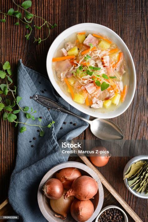 카푸스니아크 소금에 절인 양배추 돼지 갈비 훈제 베이컨 감자 당근 및 기타 채소로 만든 고전적인 폴란드 수프 0명에 대한 스톡 사진 및 기타 이미지 Istock