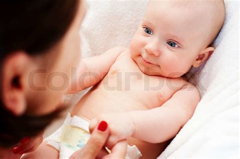 Junge Spielt Mit Seiner Mutter Stock Bild Colourbox