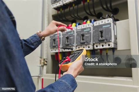 전기 엔지니어 작업 테스터는 전기 캐비닛 제어에서 전력 라인의 전압과 전류를 측정합니다 Stem 주제에 대한 스톡 사진 및 기타