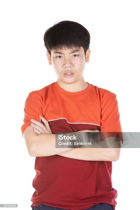 아시아 웃는 십 대 소년의 감정적 인 초상화를 닫습니다 잘생긴 남자의 중간 샷 재미 컷 십 대 흰색 배경에 고립 카메라를 보고 아이 감정에 대한 스톡 사진 및 기타 이미지