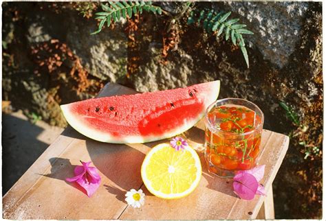 집 밖의 감귤류 건강한 건강한 생활 계절 과일 꽃잎 나뭇잎 녹지 다이어트 다채로운 러스틱 레저 목조 테이블 반 오렌지 밝은 부겐빌레아 분홍색