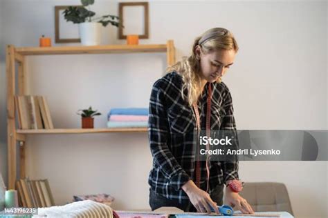 양장점 바느질 칼로 스케치 라인에 드레스 패브릭을 절단 패션 디자이너 재단사 또는 워크샵 스튜디오의 하수구 사업주 상점 30