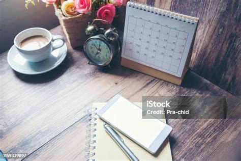 플래너 및 캘린더 개념바탕 화면 캘린더 2019 커피 한 잔 사무실 책상에 스마트 폰 장소 플래너 시간표 의제 약속 조직 관리